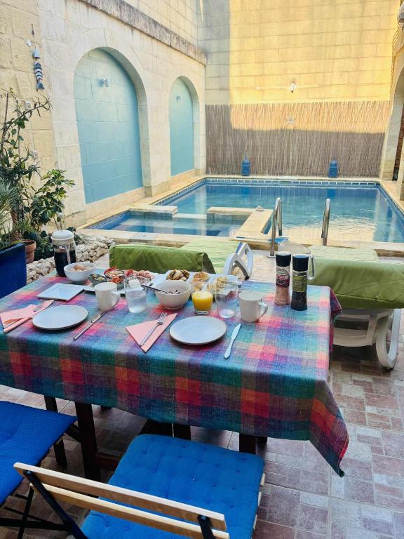House of Character - Room with a Pool view, Għarb (updated prices 2026)