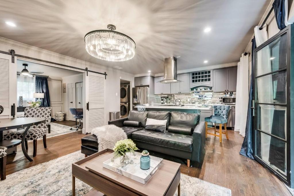 Modern Dallas Condo Smart Bed Onsite Hot Tub, Dallas (updated prices 2026)