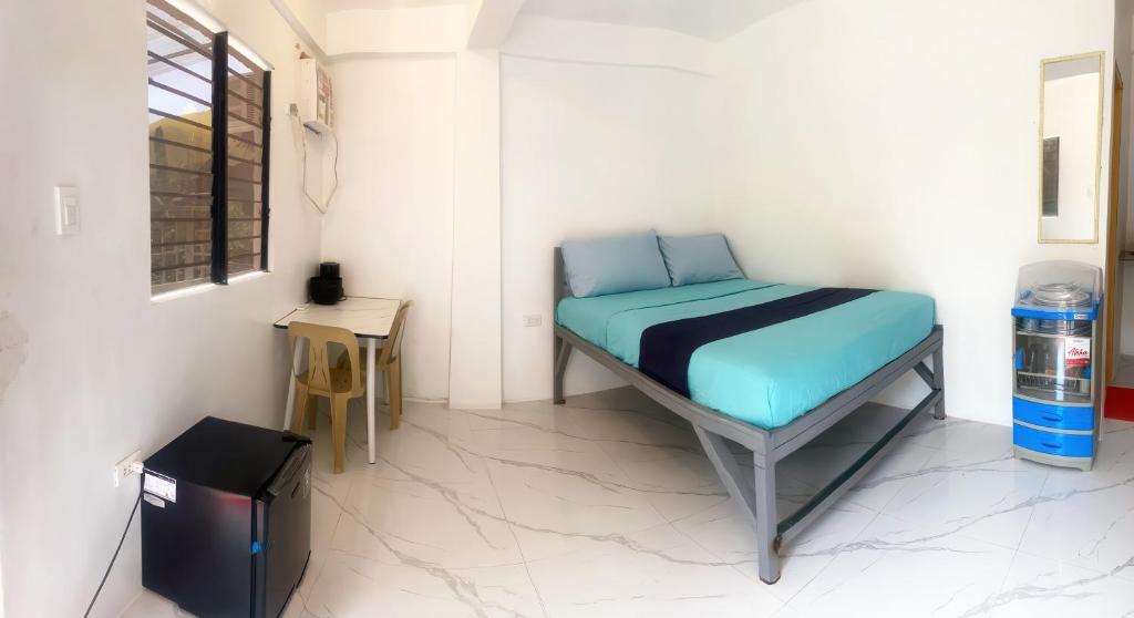 Studio room 2 with AC and kitchenette in the center, Coron (prezzi ...