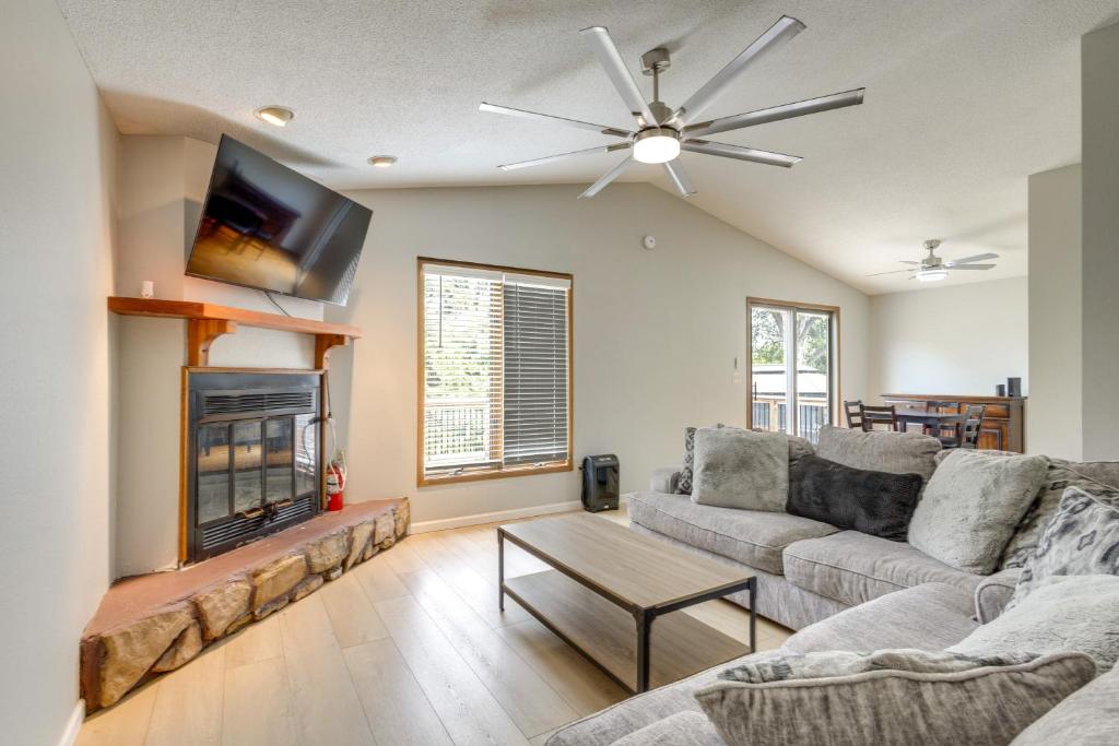 Lakefront Family Home 13 Mi From Gateway Arch!, Granite City (updated ...
