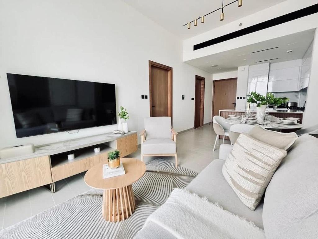 Chic 1BR with free Pool & Gym - Near Mall of Emirates, Dubai ...