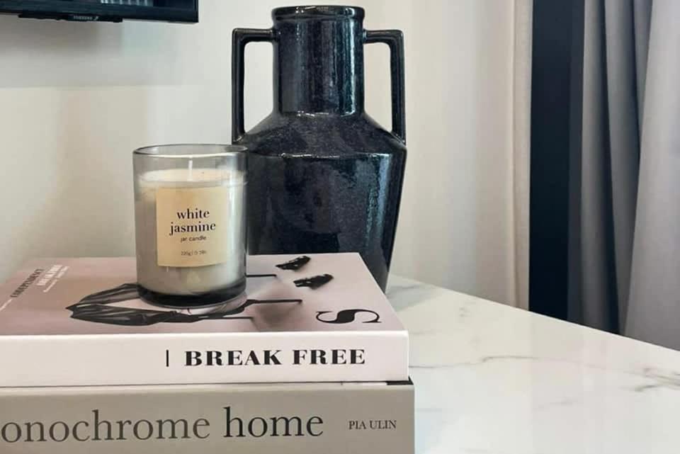 Sophisticated Studio Haven with Parking Pool and Gym, Dubai (updated ...