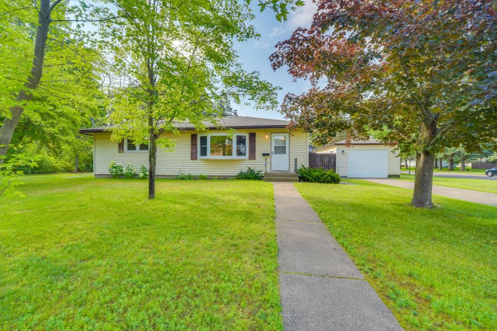 Sunny Cloquet Home - 2 Mi to St Louis River!, Cloquet (updated prices 2026)