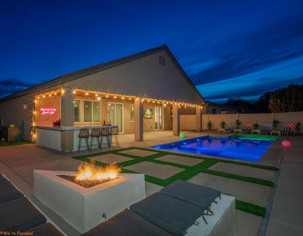 Navigate Stays Best Backyard in Indio Pool and Bar,‏ אינדיו (מחירים ...