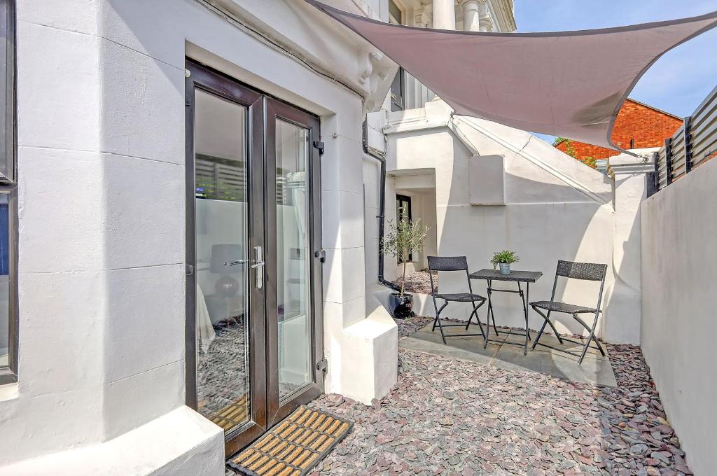 Luxury 1 Bed Apartment with Private Terrace & Parking - Heart of ...