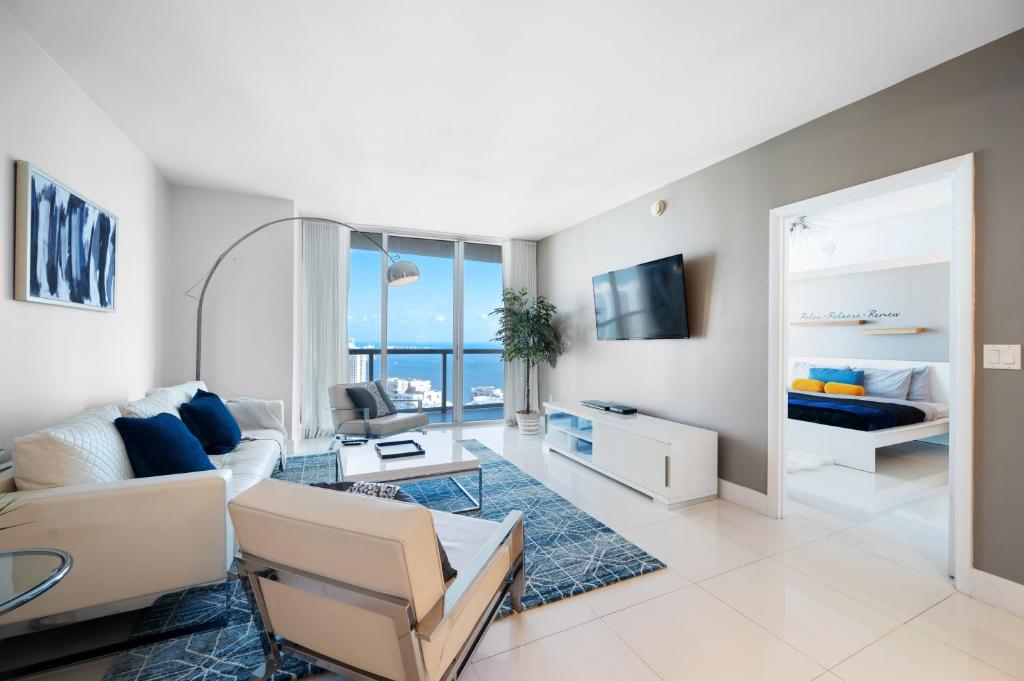 43rd floor Condo Icon Brickell Bay & Pool View with 5 star amenities ...