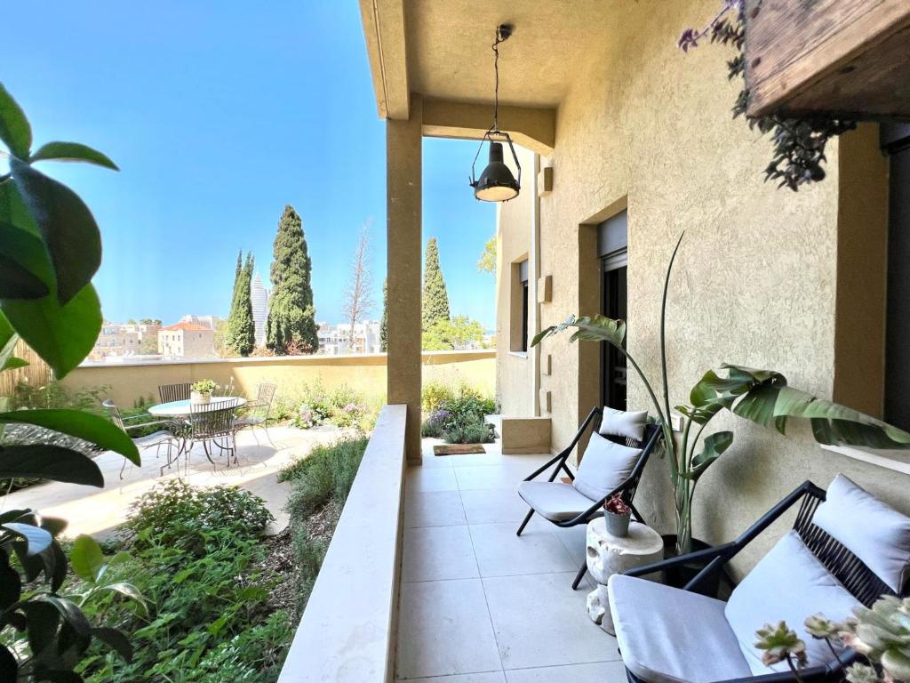 Talpiot Market Stylish Patio Duplex, Haifa (updated prices 2026)