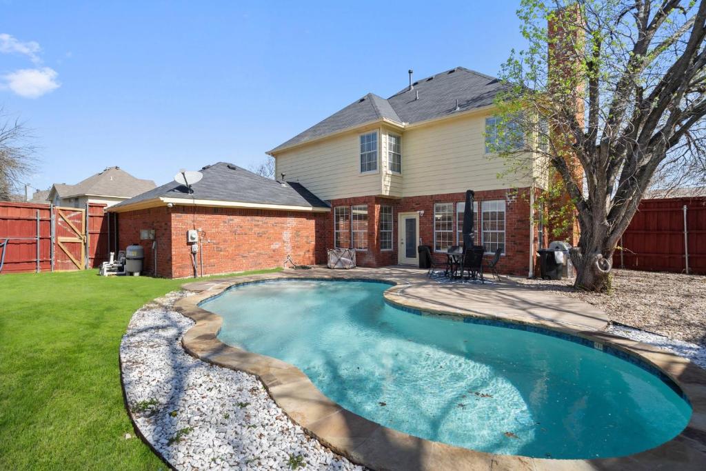Pool House, 4BR, 2 Family Rooms, Dining Room, Garage!, Grand Prairie ...