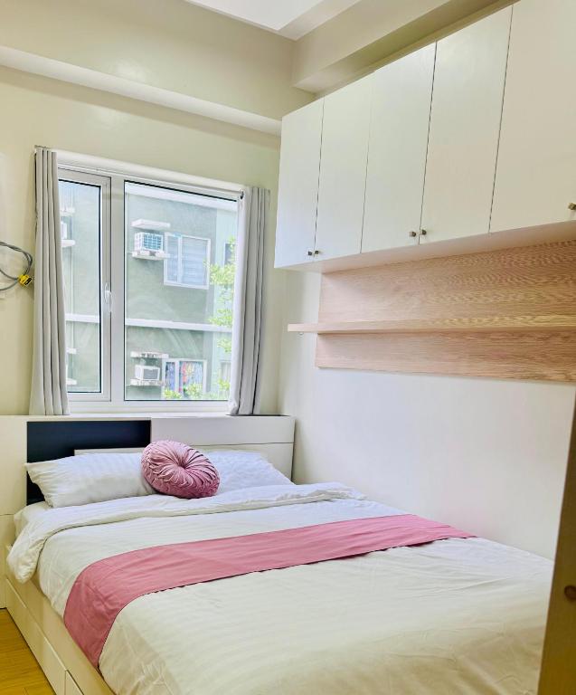 1BR Hotel Vibe Condo FULLY FURNISHED Trees Residences near SM Fairview ...