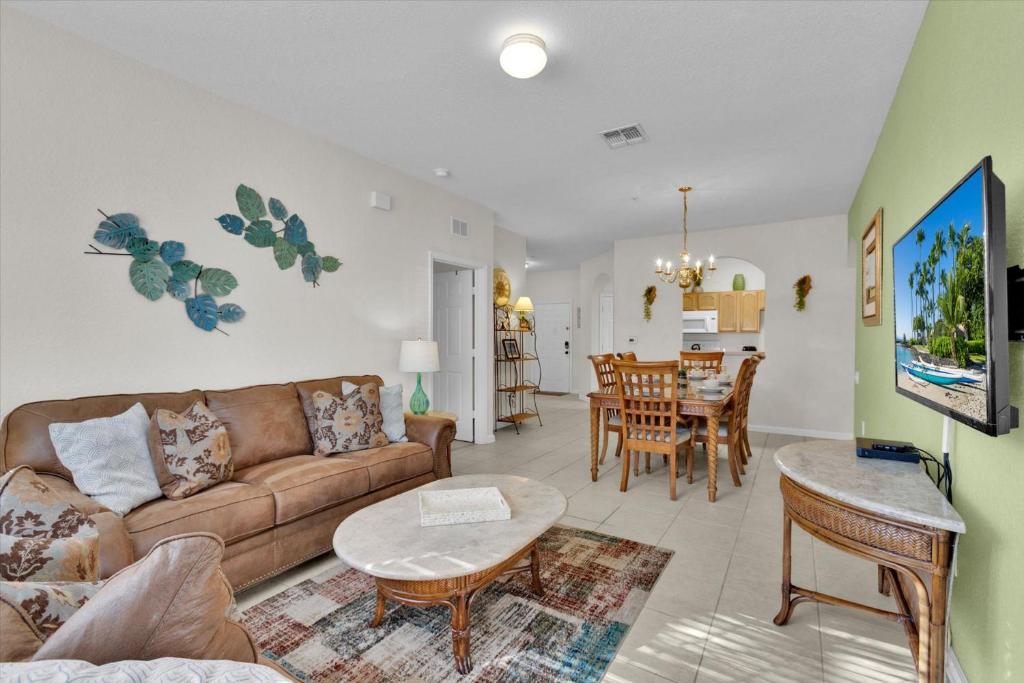Contemporary 3 Bed 2 Bath Condo- Near Walt Disney World W/ great ...