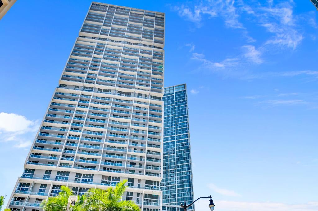 40th floor High Ceiling Condo Icon Brickell with Bay and Pool view and ...