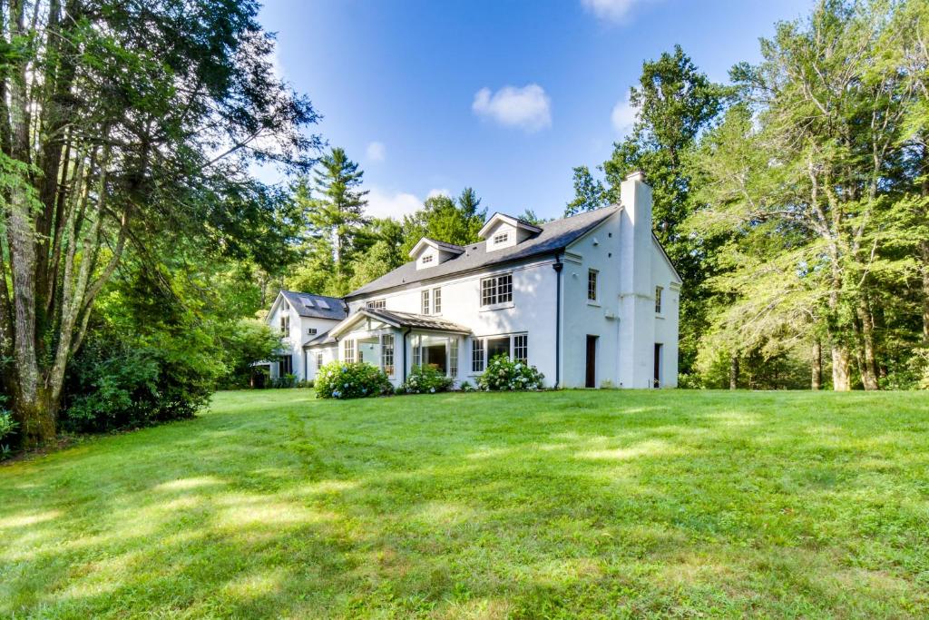 Mountain Views Modern Mansion in Highlands!, Highlands (precios ...
