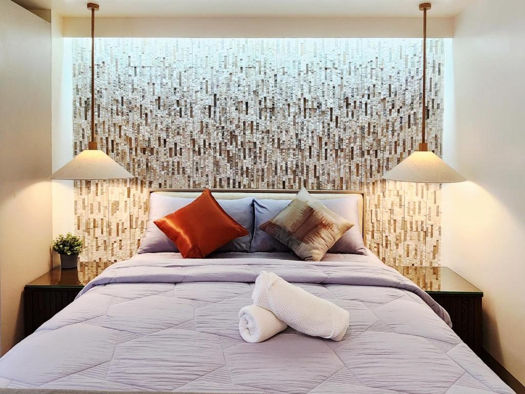 29c BGC Cozy Suite Steps Away From Major Malls with Paid Parking and ...