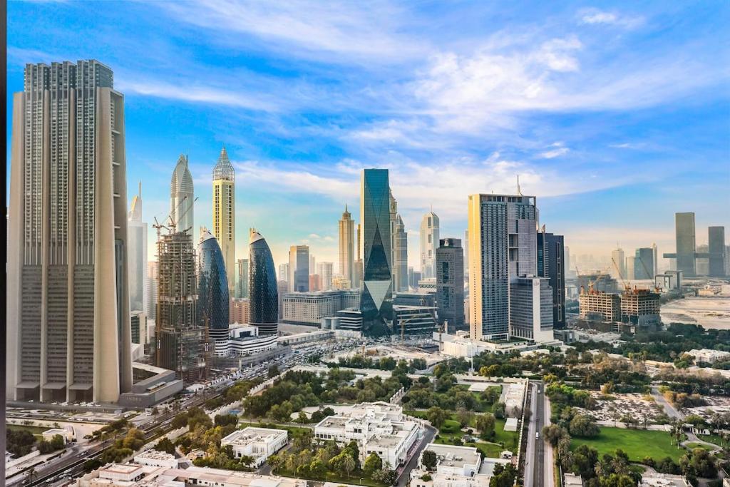 Luxury Skyline View 1BR with Pool, Gym, Parking, Concierge & Near Metro ...