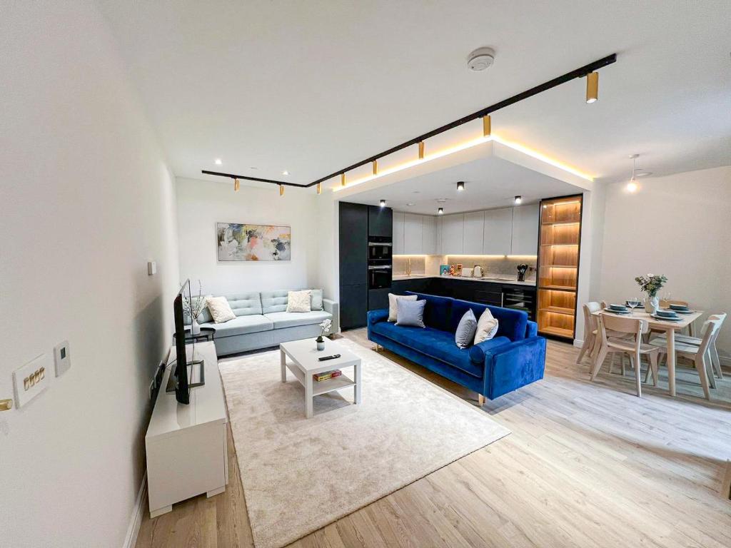 Stylish 2-Bed Flat with Private Balcony & Lift near Farringdon ...