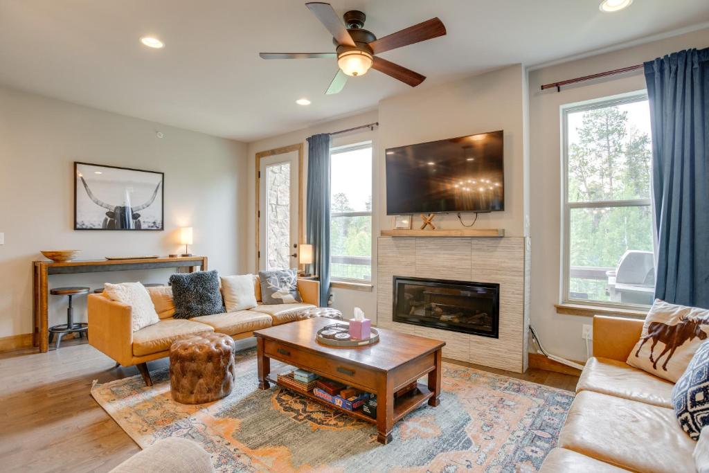 Walk to Ski Shuttle Fraser Townhome with 3 Decks, Fraser (preços ...