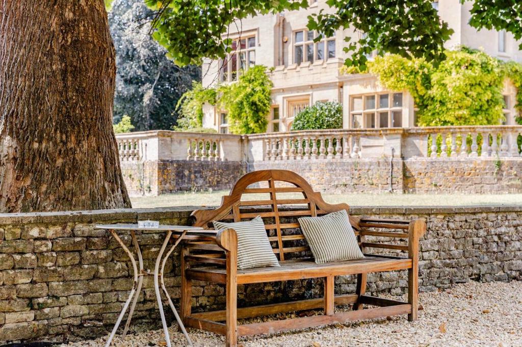 The Old Pool House, Stylish Large Studio in Private Country Estate with ...
