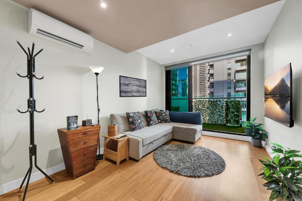 Heart of Melbourne CBD - 2BR I 1BH I Office Space I Free Parking ...