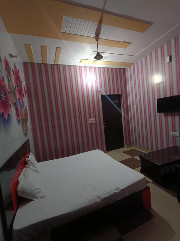 The White Rose hotel andRestaurant, Thānesar (2026 legfrissebb árai)