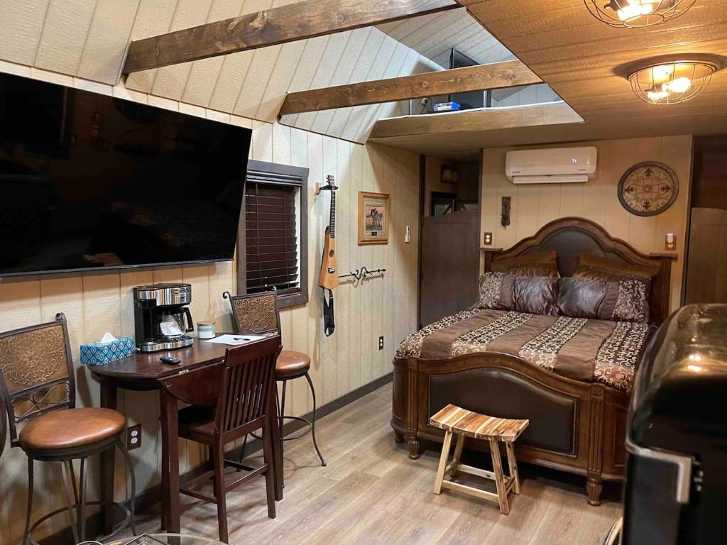 Cowboy Cabin at The Wild West 40 Homestead, Cane Beds (precios ...