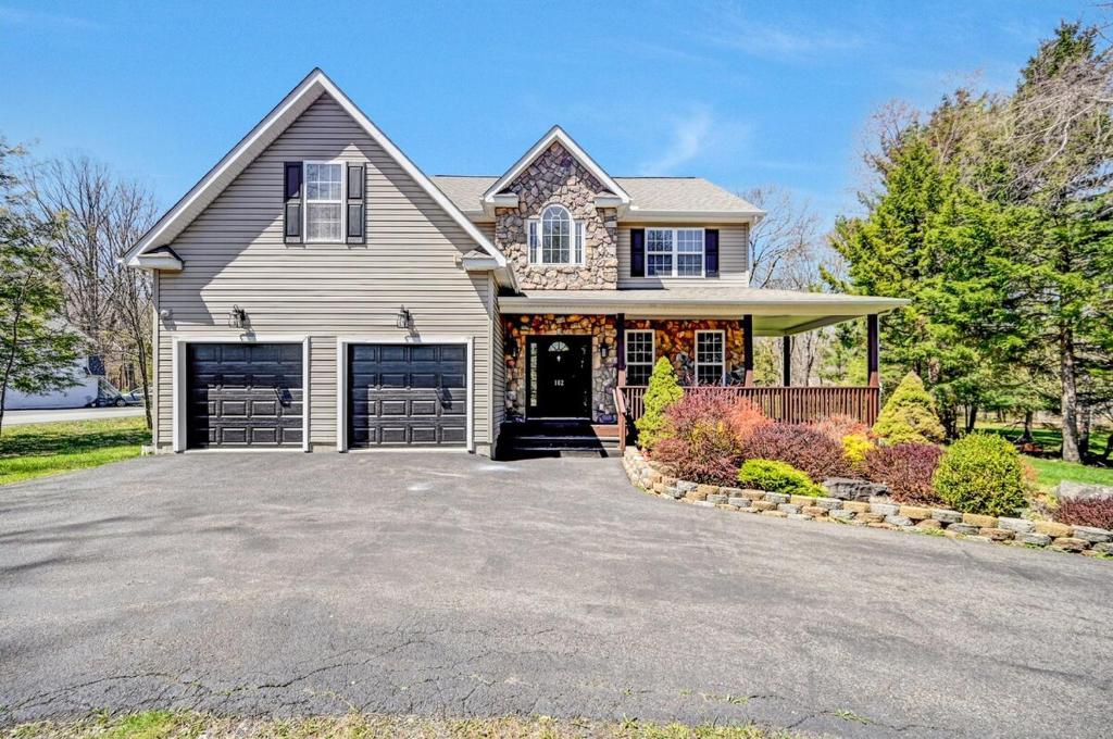 Pocono Home, Game Room, Fire pit Near Kalahari, Pocono Summit ...