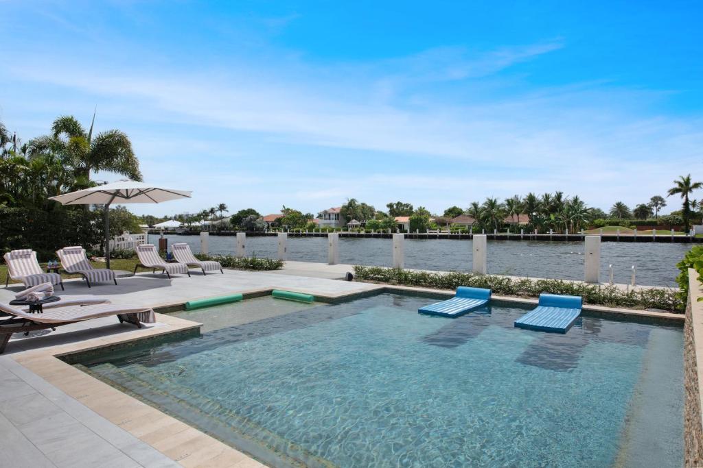 Luxe Waterfront Villa Walk to Beach Pool and Gym, Fort Lauderdale ...