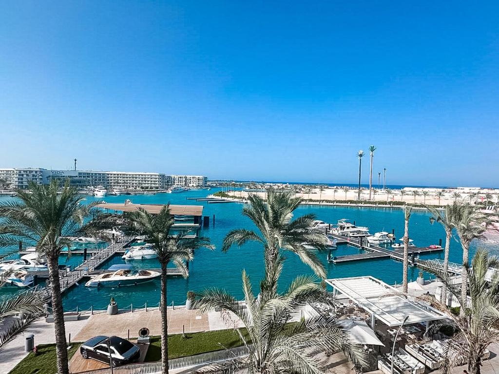 Marassi Marina Elegant Three-Bedroom Marinafront Apartment, Эль-Аламейн ...