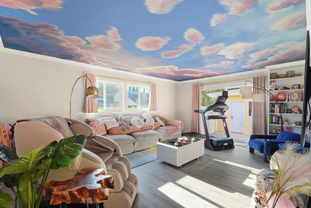 Whimsical Eclectic Ranch House Retreat!, Canoga Park (updated prices 2026)
