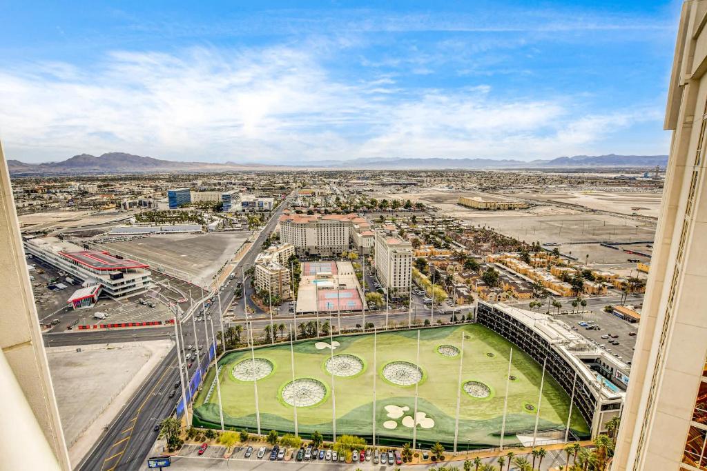 Stunning MGM 1BR Suite with Balcony & Prime F1 Grid View, Las Vegas ...