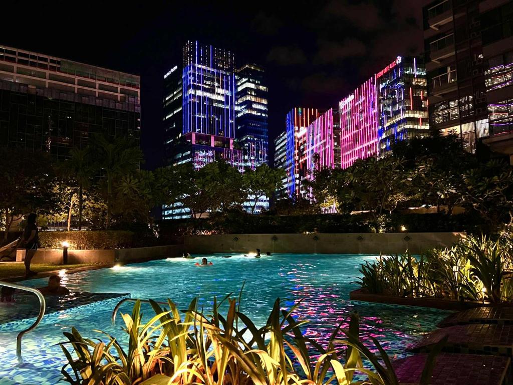 Cozy place in Uptown BGC near Malls and clubs, Манила (обновени цени за ...