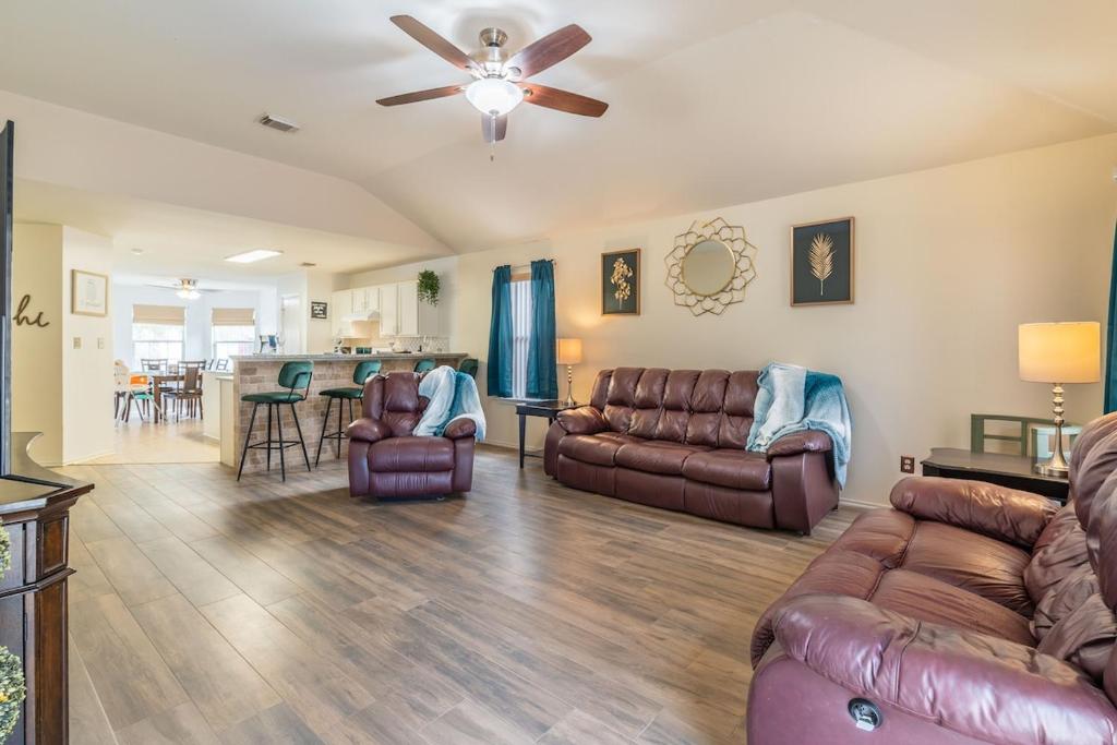 Spacious Bandera Family Fun House with King bed, San Antonio (updated ...