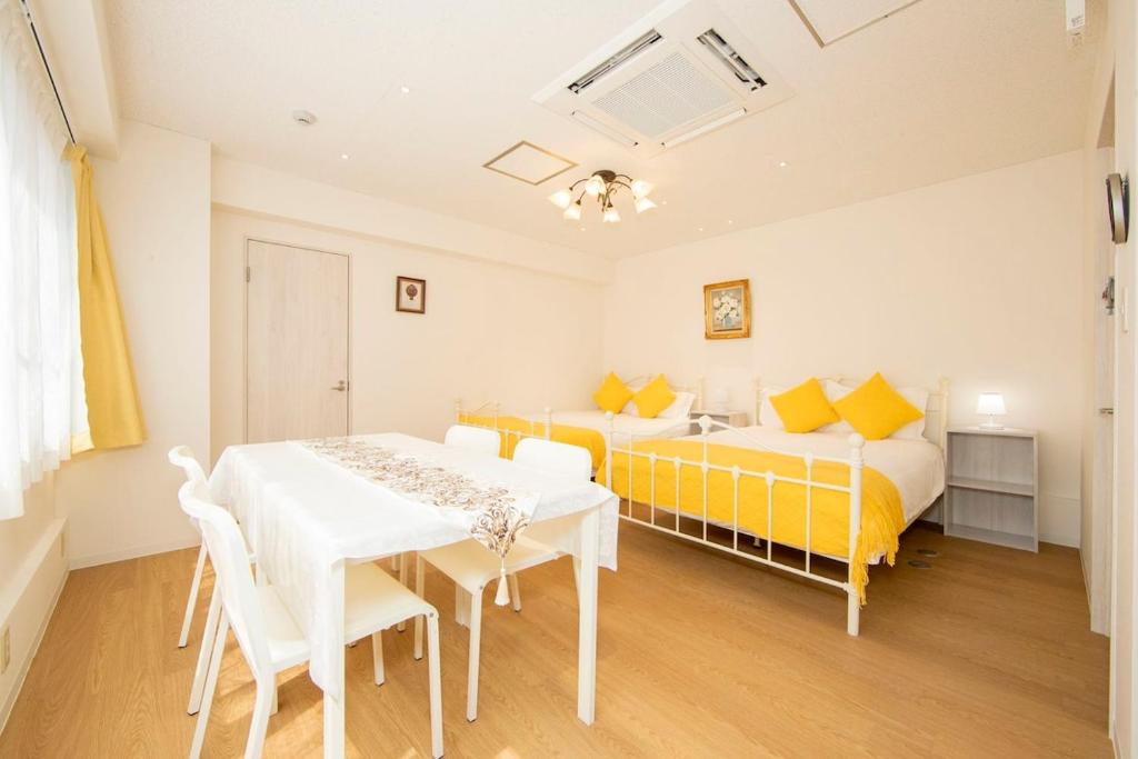 NonNon House 大阪日本橋好立地豊富設備多様間取りグループ向け簡易キッチン付き, Osaka (precios ...