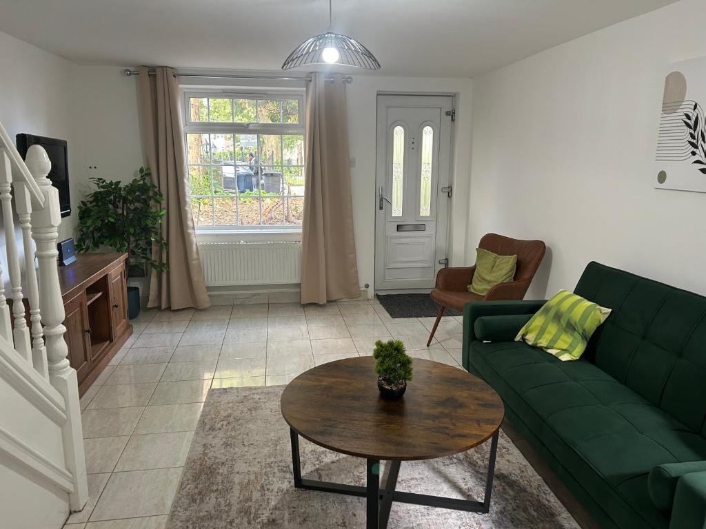 Tranquil 3 Bed Garden house Hendon NW4, Colindale (updated prices 2026)
