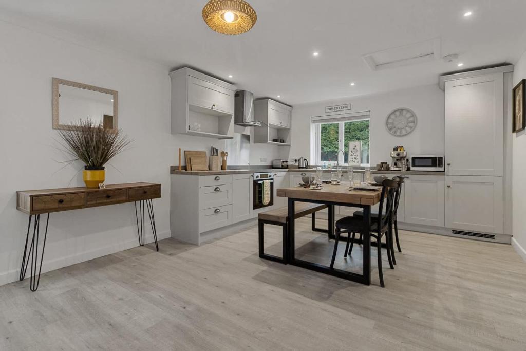 Tor Cottage -Private Hot Tub & Communal Swimming Pool with Fishing nearby 2 Dogs Max, Cheriton ...