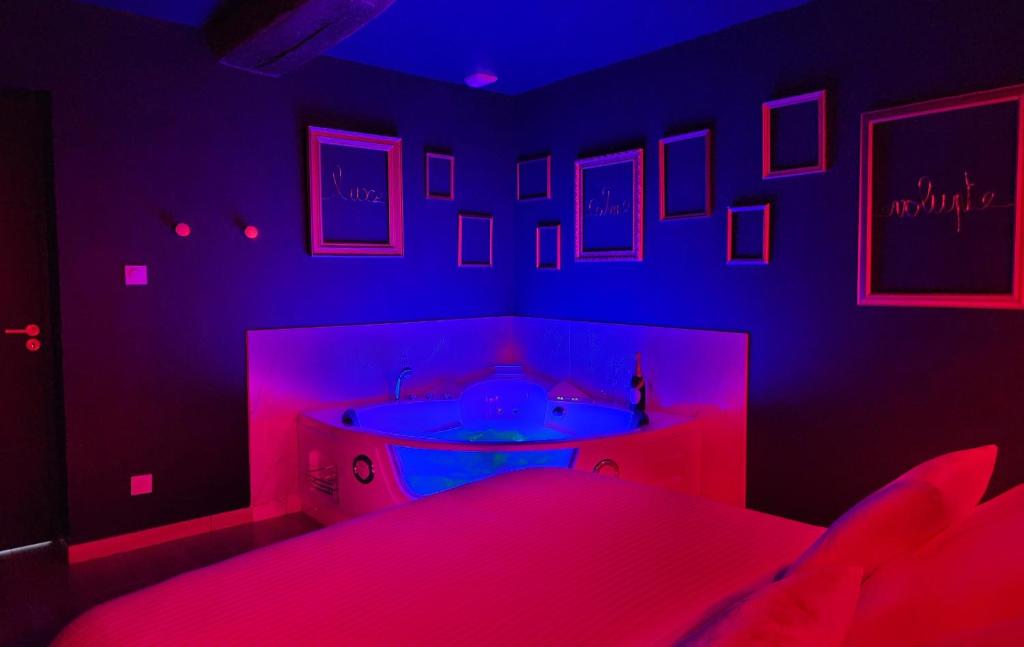 La Volupté - Love room avec Jacuzzi - Sauna, Doué-la-Fontaine (updated ...