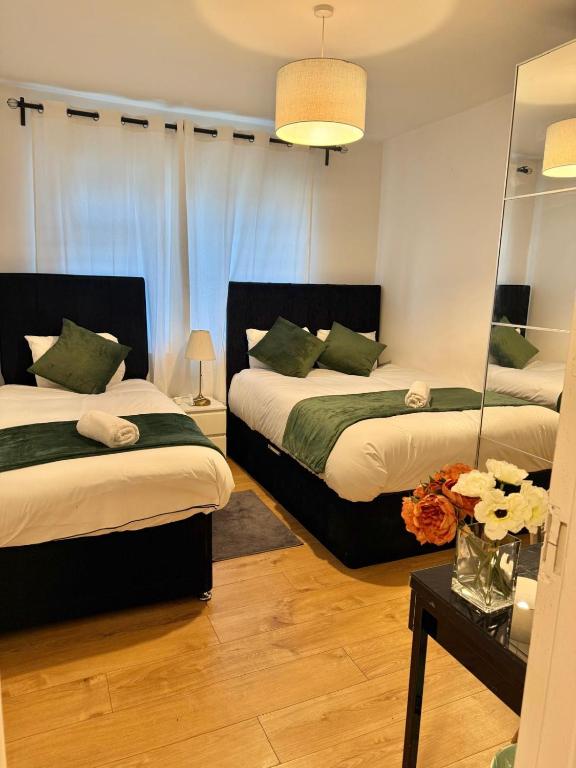 Canary Wharf O2 Excel Apartment with Balcony & City View, London ...