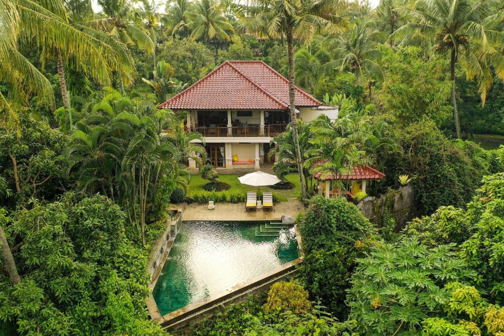 Villa Tunjung- 3BR, infinity pool, staff, Mayong (tarifs actualisés, 2026)
