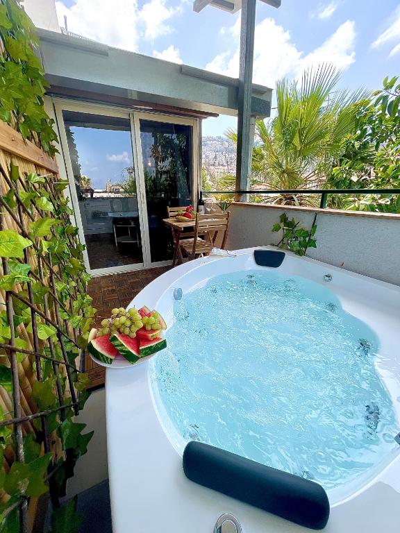 Authentic apartments with jacuzzi and Two-level central Haifa, Haifa ...