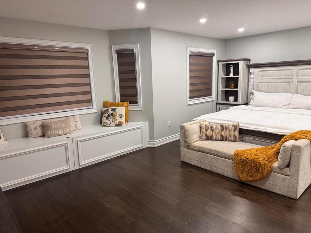 Elegant escape 4BR with POOL TABLE -Airport 20 min, Brampton (prețuri ...