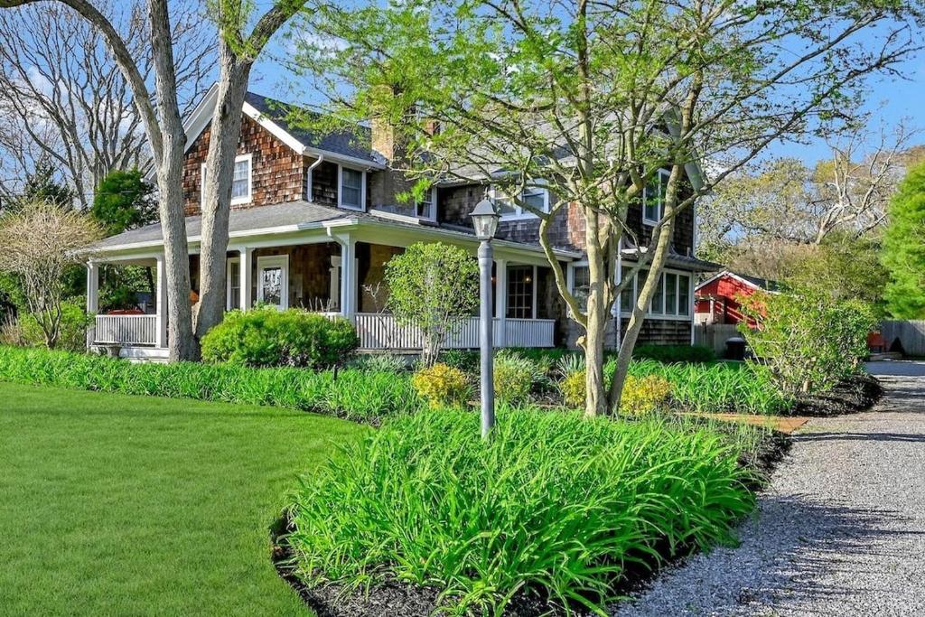 Gorgeous Hamptons Farmhouse - Get the Beach without the Traffic!, East ...