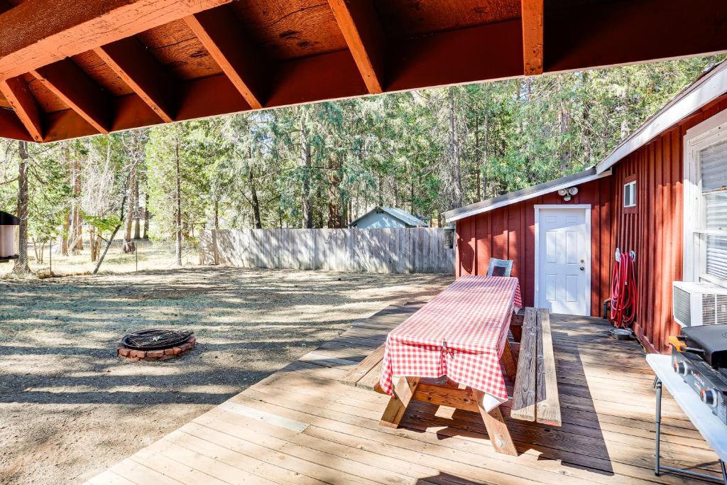Less Than 2 Mi to Trinity Lake NorCal Getaway with BBQ, Trinity Center ...