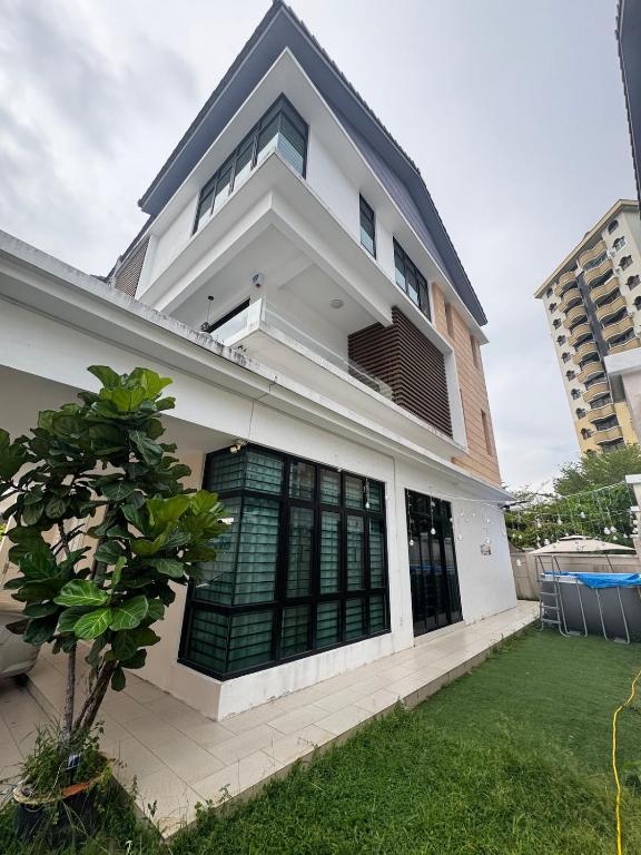 Batu Ferringhi PoolBBQ 5minBeach Night Market20pax, Batu Feringgi ...