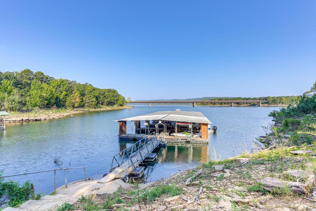 Shared Dock and Yard Greers Ferry Lake Home!, Greers Ferry (updated ...
