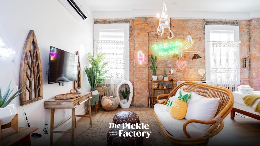 Pickle Factory - Neon Lights Studio, Kavingtonas (atnaujintos 2025 m ...