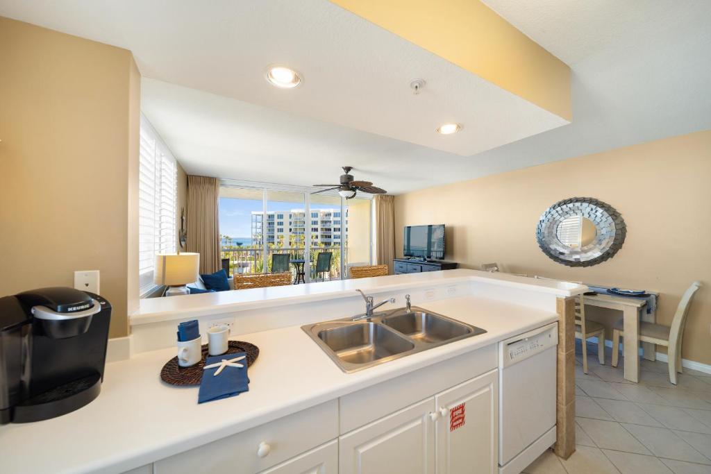 Destin West Pelican 401 - Amazing Views - Lazy River - End Unit, Fort Walton Beach (updated ...