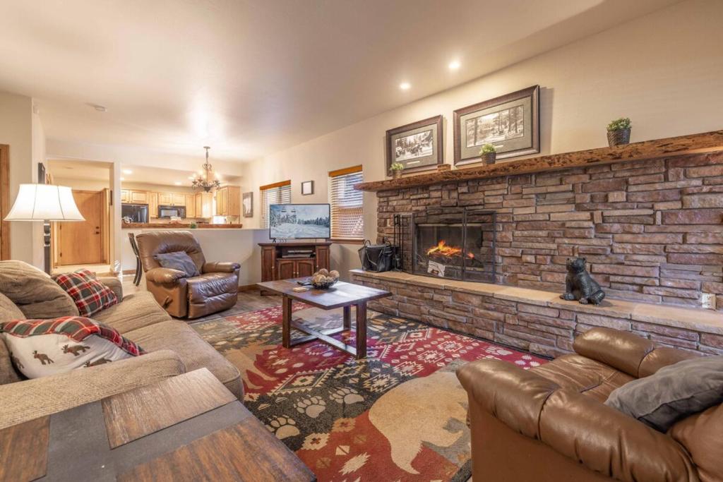 Log Haus Log cabin townhouse steps to the lake!, Big Bear Lake (updated ...