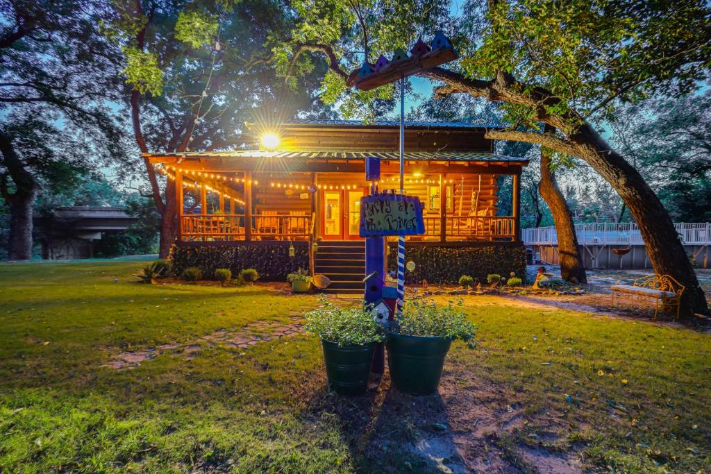 Private Pool Fun Riverfront Retreat in Hamilton!, Hamilton (precios ...