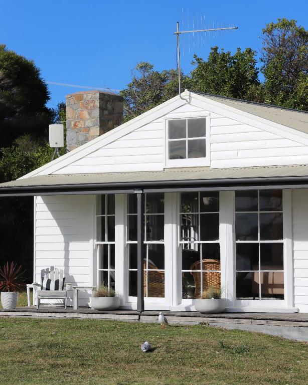 White Shell Cottage - Woodfire & Beachfront, Falmouth (updated prices 2026)