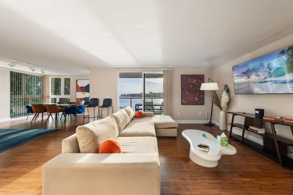 Azure Marina Luxe - Waterfront with Sunset Views, Los Angeles ...
