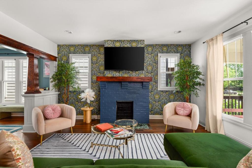 The Nash Bash Pad- Hot Tub, Glam Room, Fire Pit! 2 mi Downtown ...